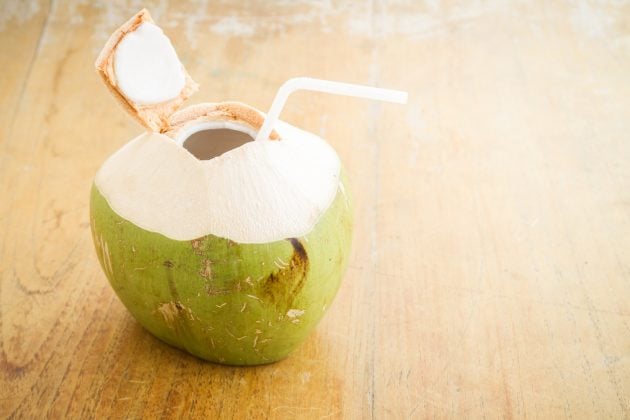 5 motivos para tomar água de coco