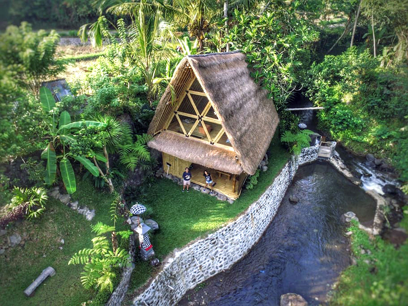 Cabana de bambu em Bali é um verdadeiro refúgio em meio à natureza ...