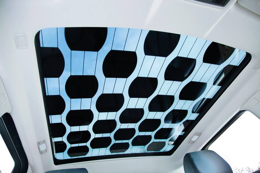 Teto solar inteligente produz energia para refrescar veículos enquanto ...