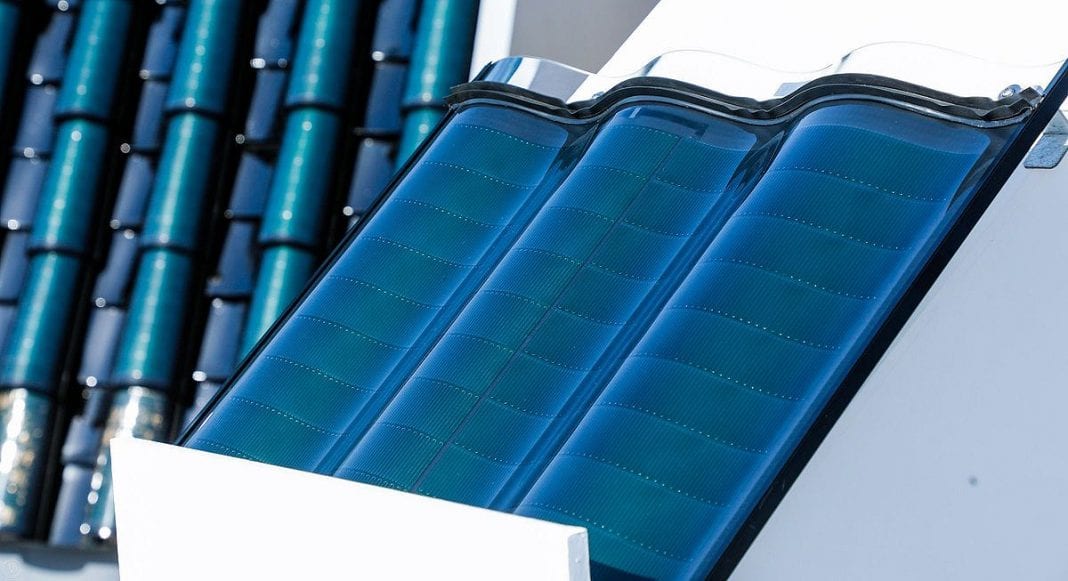Telha solar com tecnologia de filme fino chega ao Brasil - CicloVivo