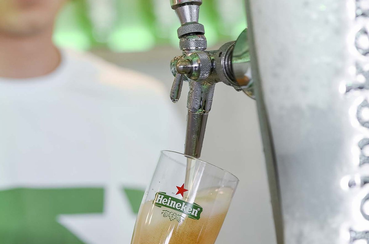 Outdoor com painéis solares gela cerveja de bar - CicloVivo