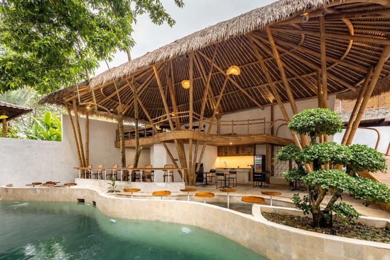 Reforma de hotel usa bambu para criar espaços de trabalho