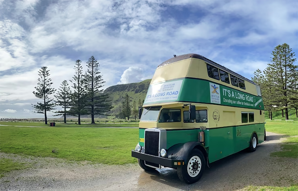 Ônibus de dois andares vira casa, galeria e café beneficente