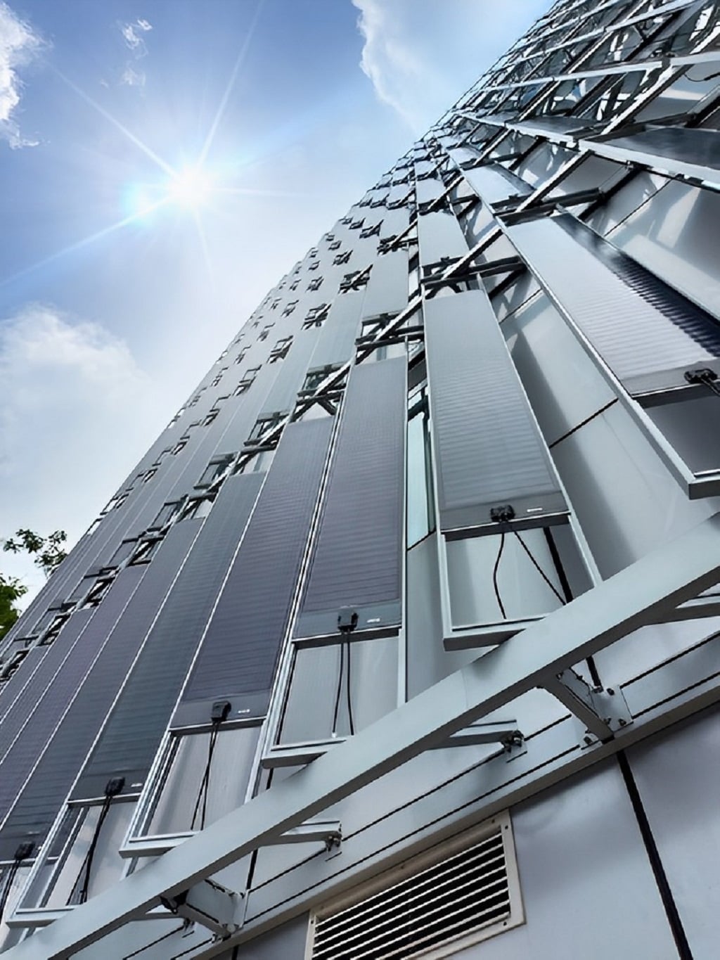 Prédio em SP gera energia solar com brises fotovoltaicos