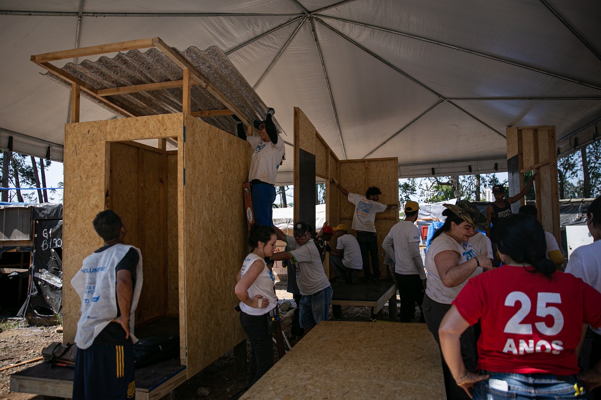 Ação leva banheiros comunitários para comunidade em Santo André